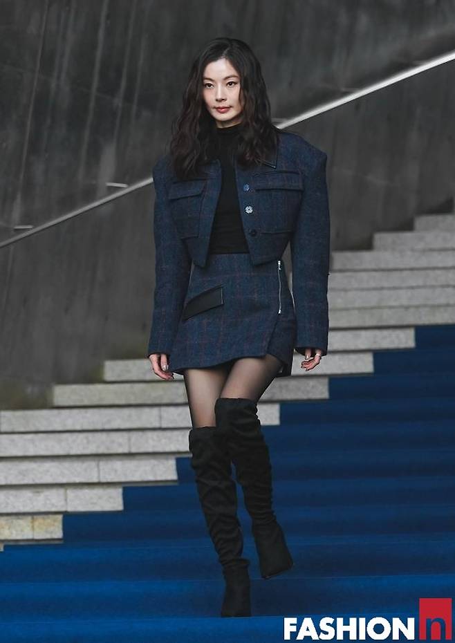 윤소이 패션위크 첫날 오프닝 장식 파워 숄더 힙한 Y2k 투피스룩 패션엔