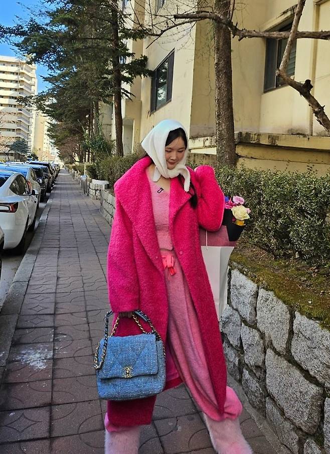 장영란 스카프 쓰니 인형 지디 따라하기 대성공 45세 나이 잊은 초동안 핑크룩 패션엔