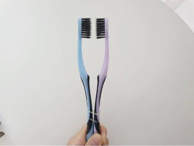 칫솔 2개를 묶어주었더니 삶의 질이 수직상승하네요 오늘살림루틴