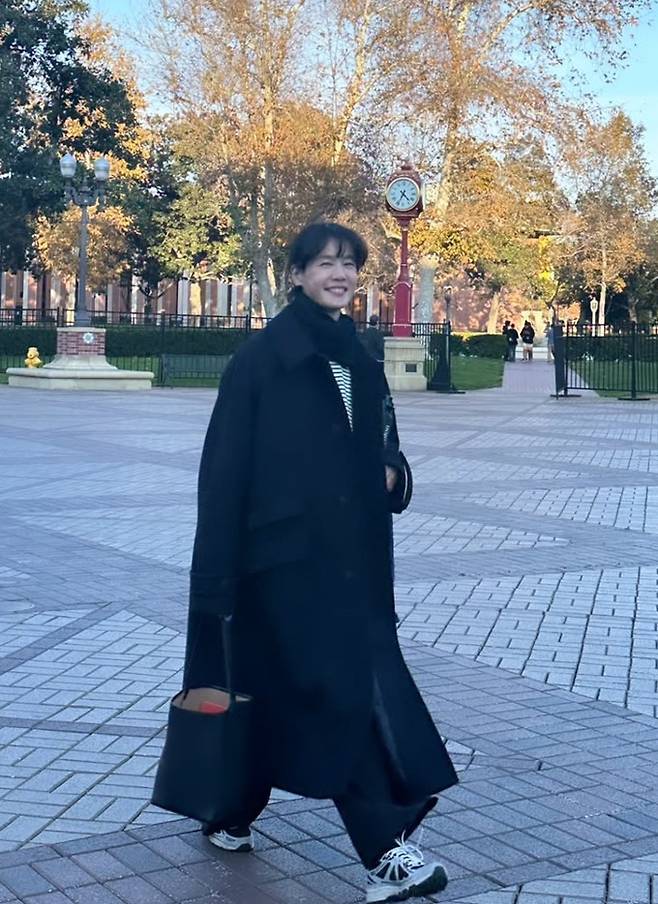 김지호 꼭 닮은 23살 딸과 La 여행 자매 같은 닮은꼴 스타일 코트 여행룩 패션엔