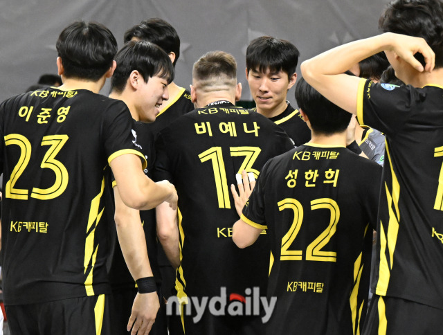 26득점 공격 성공률 7059 16연승 팀 무너뜨린 승리의 주역을 선수들이 둘러싼 이유는 송일섭의 공작소