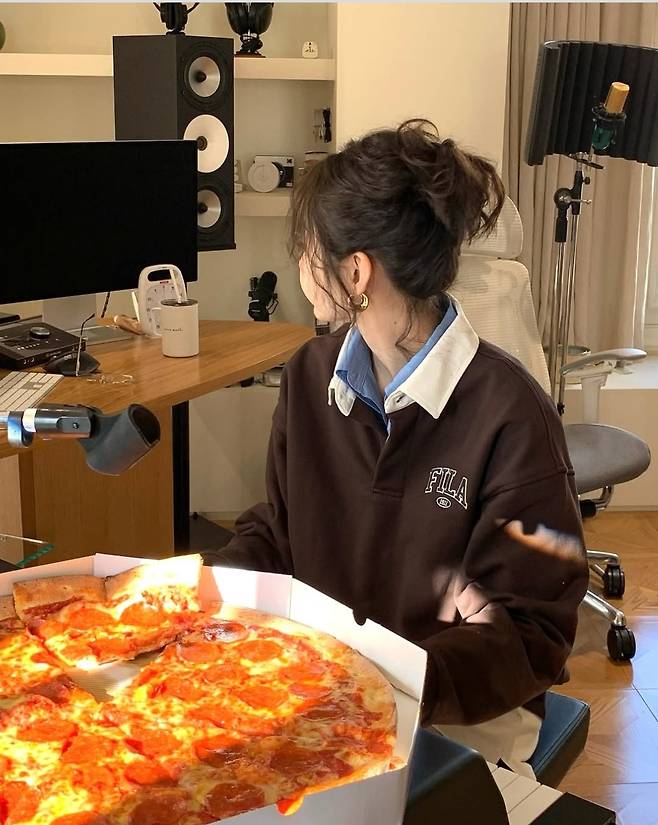 강민경 피자 한조각에 살쪘다고 엄살 안경 걸친 친근감 100배 맨투맨 쇼츠룩 대본은 내운명