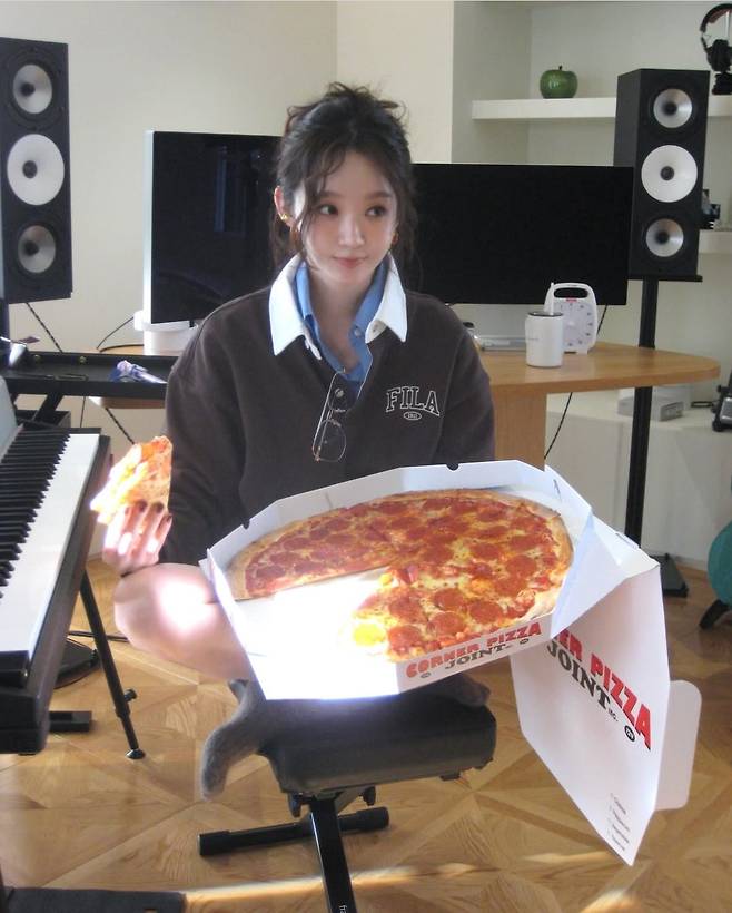강민경 피자 한조각에 살쪘다고 엄살 안경 걸친 친근감 100배 맨투맨 쇼츠룩 대본은 내운명