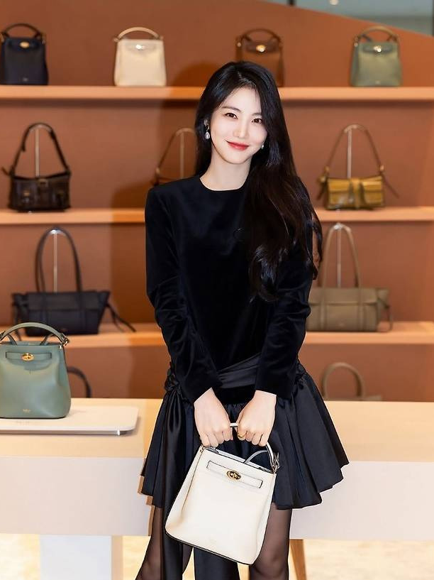 ‘성형 없이 이 미모 모태미녀 강조한 10대들의 전지현 미니스커트룩 눈길 스타와 라이프