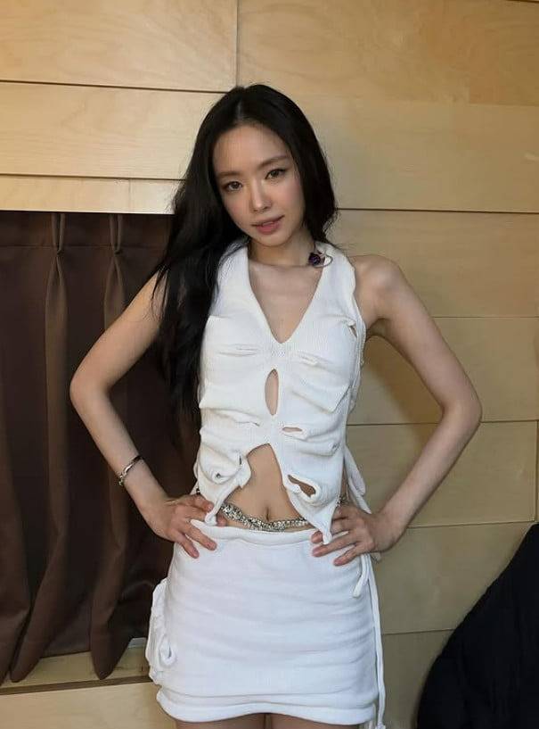 손나은, 167cm 46kg로 초콜릿 복근 뽐내는 올화이트 패션 | 스타픽