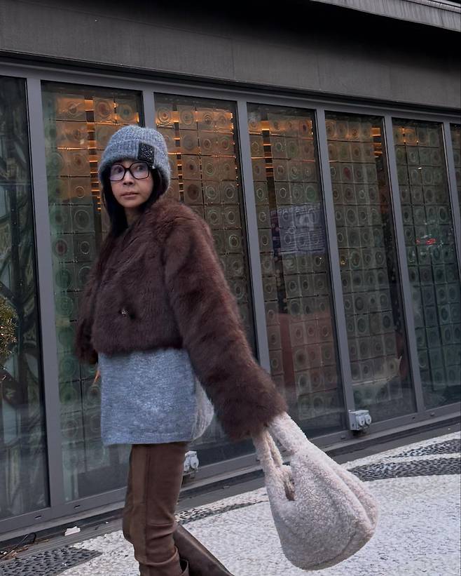 황신혜 60대 맞아 크롭 퍼자켓으로 20대 패션 완벽 소화 스타픽