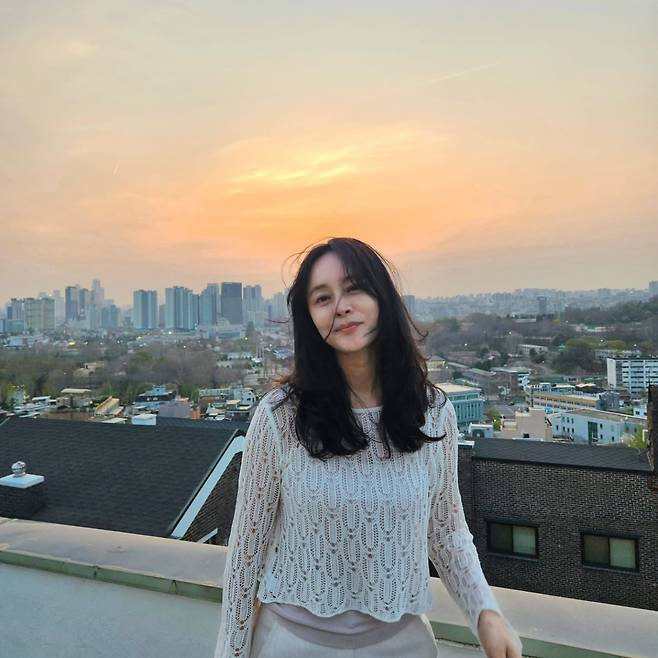 50세에도 동양의 올리비아 핫세 미모 건재한 여배우 일상룩 라이프업