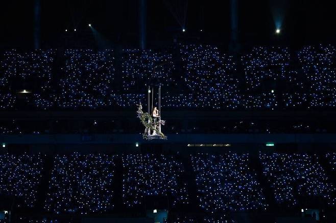 아이유 콘서트 영화관 천장에 띄운 1천 개의 황홀한 드론