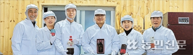 꽃·잎·씨앗아낌없이 주는 ‘동백 덕에 피어난 웃음꽃