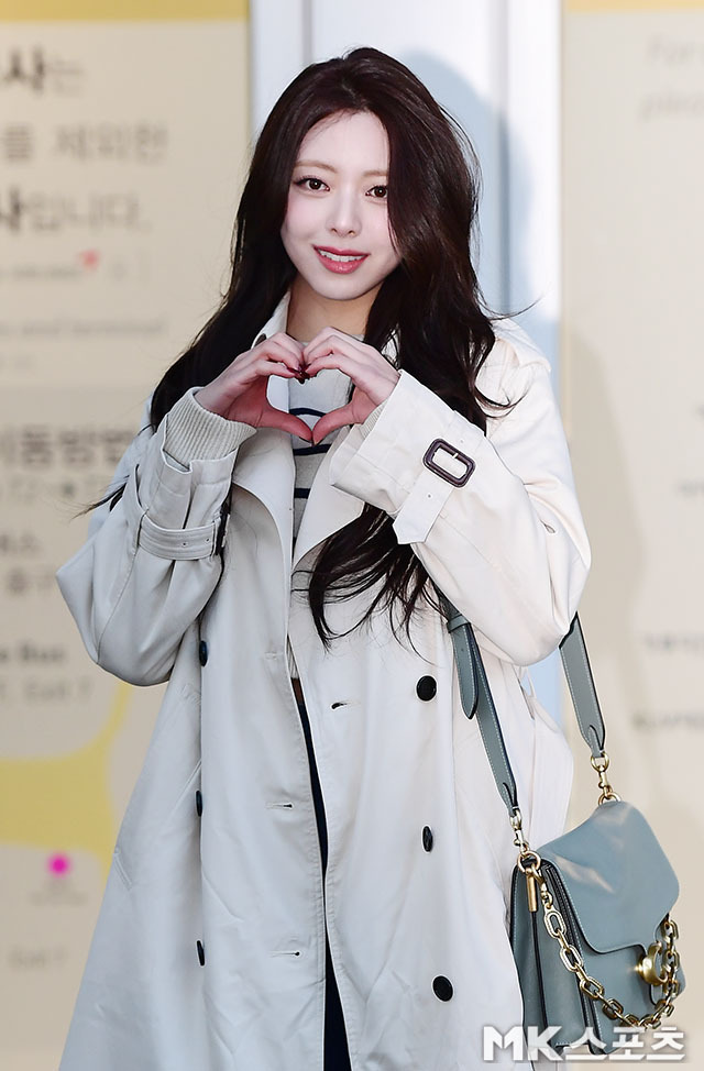 유나 아침 붓기 1도없어 옆머리 훅 넘긴 여신미모 얼죽코 공항패션 대본은 내운명