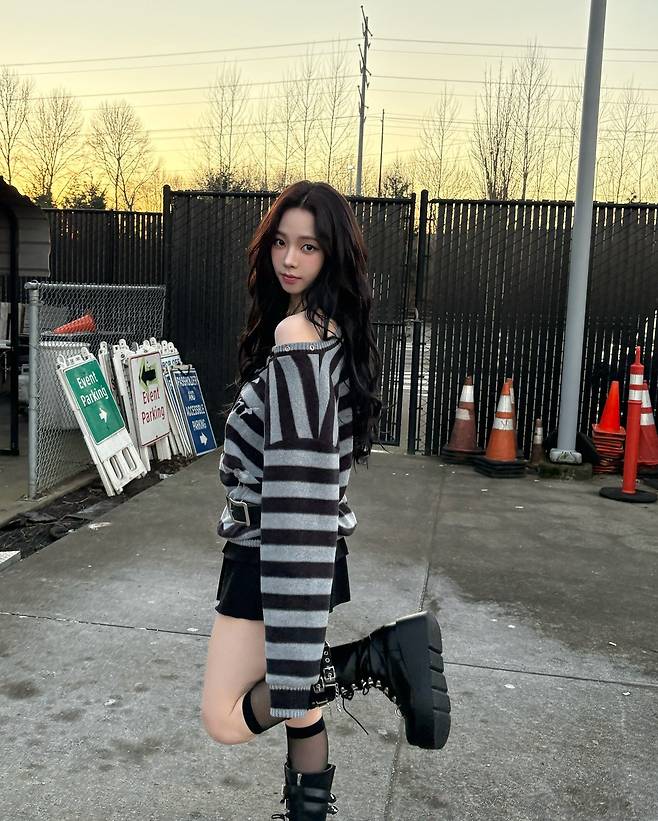 에스파 카리나 미니스커트와 롱부츠로 트렌디한 분위기를 더하다 K스타패션