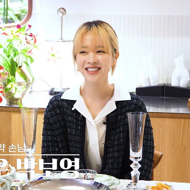아빠가 공장다니라고 했던 34세 여배우의 트위드 가디건 코디 투데이 셀럽패션