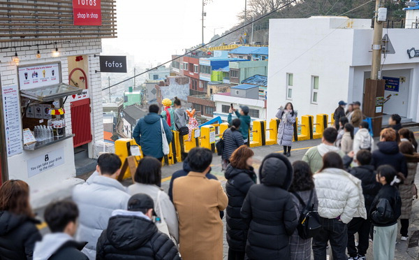 ‘인파 몸살 감천문화마을 관광 시간제한·입장료 등 검토