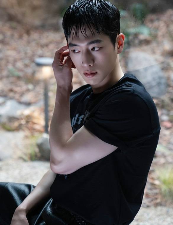 과거 동네에서 잘생김으로 유명했던 소년의 현재 맥스무비