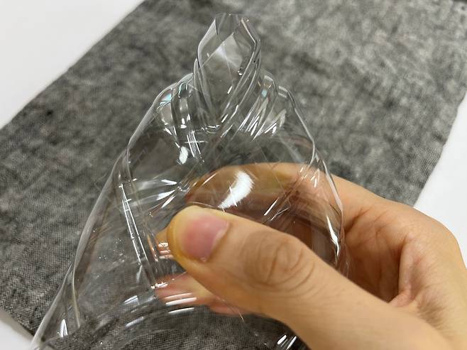 생수병을 창틀에 끼우면 창틀 먼지가 모두 없어진다는 사실을 알았습니다 텐꿀팁