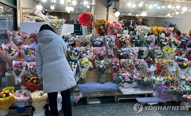 샷 방금 쓴 졸업식 꽃다발 팝니다