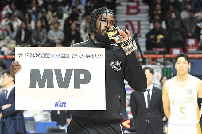 은퇴 암시한 워니 프로농구 최초 3연속 라운드 Mvp 수상 팬들 진짜 떠나려나