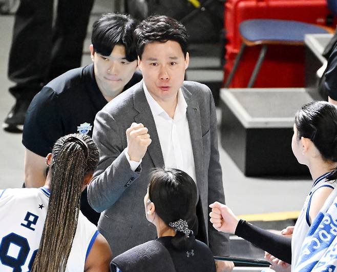 위파위 시즌아웃 부상으로 잃은 현대건설 강성형 감독 시즌을 치르다 보면 변수는 어쩔 수 없다양효진은 3경기 만에 코트 복귀한다”