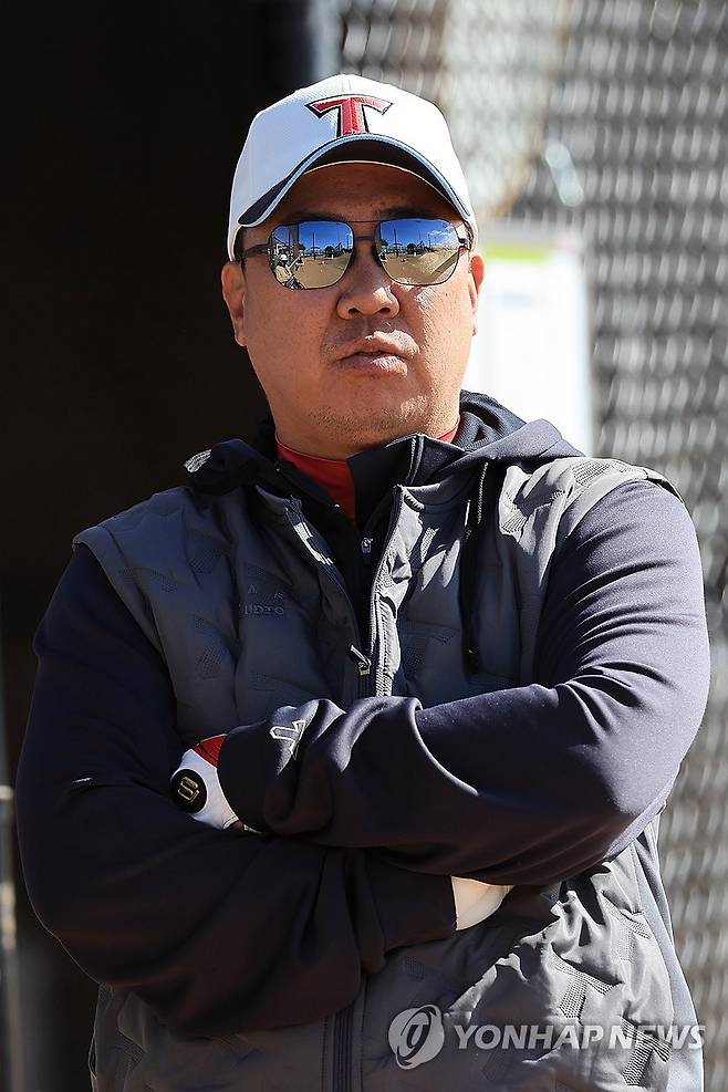 출입문 걸쇠까지 살며시 치워주는 친절한 감독 범호씨