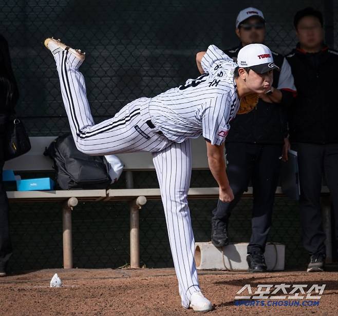 150㎞ 다음에 150㎞ 그 뒤에 150㎞ 한숨짓던 염갈량 1년만에 강속구 불펜 뚝딱 Fa홀드왕 신인까지