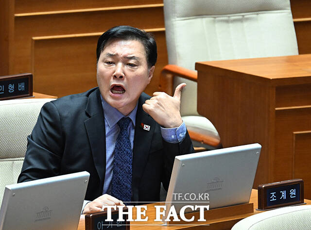윤상현 의원 발언에 항의하는 더불어민주당 의원들 Tf사진관