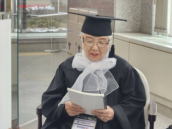 93세에 받은 문해교육 졸업장영어 배울 때 가장 즐거웠죠