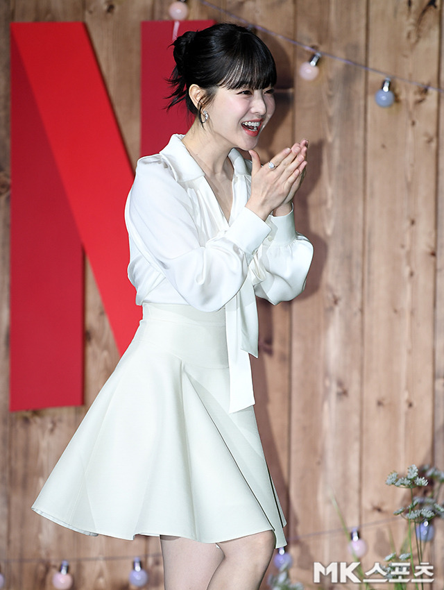 박보영 동대문에 여신 강림 사랑스러운 요정미 눈부신 화이트 미니스커트룩 대본은 내운명