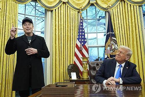 결단의 책상 앉아 옆에 머스크 세운 트럼프의도한 연출이었나