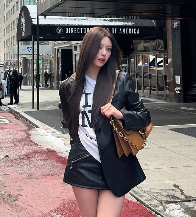 있지 유나 뉴욕 거리의 패션 잇걸 강추위에 맞선 하의실종 레더룩 패션엔