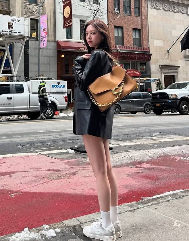 있지 유나 뉴욕 거리의 패션 잇걸 강추위에 맞선 하의실종 레더룩 패션엔