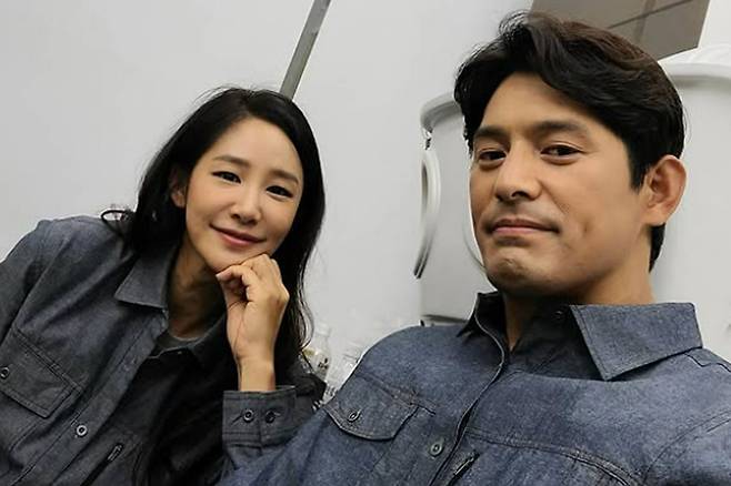 결혼 준비 중에 열애설 터지자 초고속으로 결혼해버린 연예인 부부 뉴스에이드
