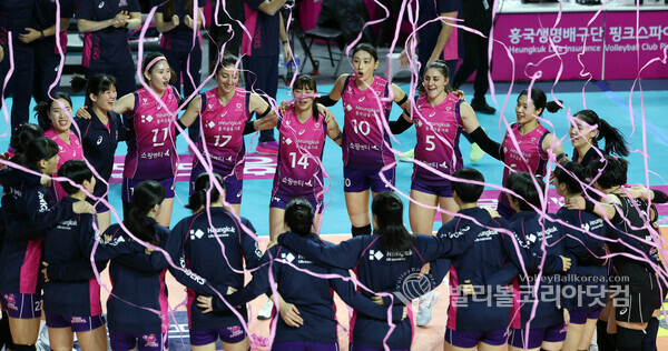 배구여제 김연경 정윤주 35점 합작 흥국생명 8연승 질주gs칼텍스에 3 1 역전승