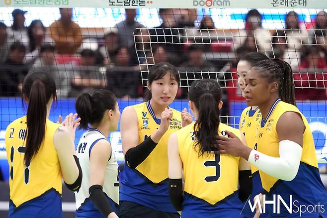 [mhn포토] 현대건설 페퍼저축은행 상대로 3-0 완파