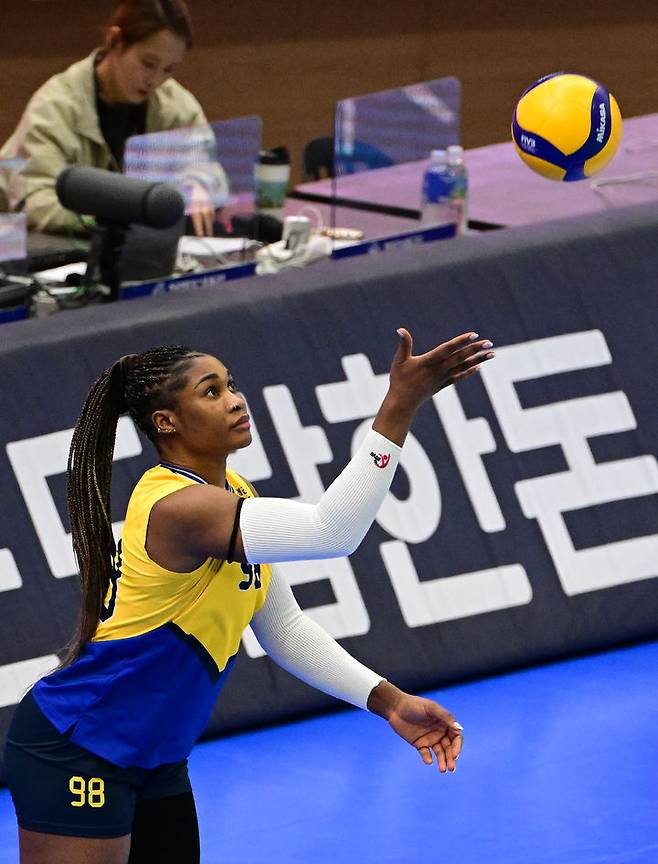 페퍼 완파한 현대건설, 2위 탈환…KB손보는 대한항공 잡고 6연승(종합)