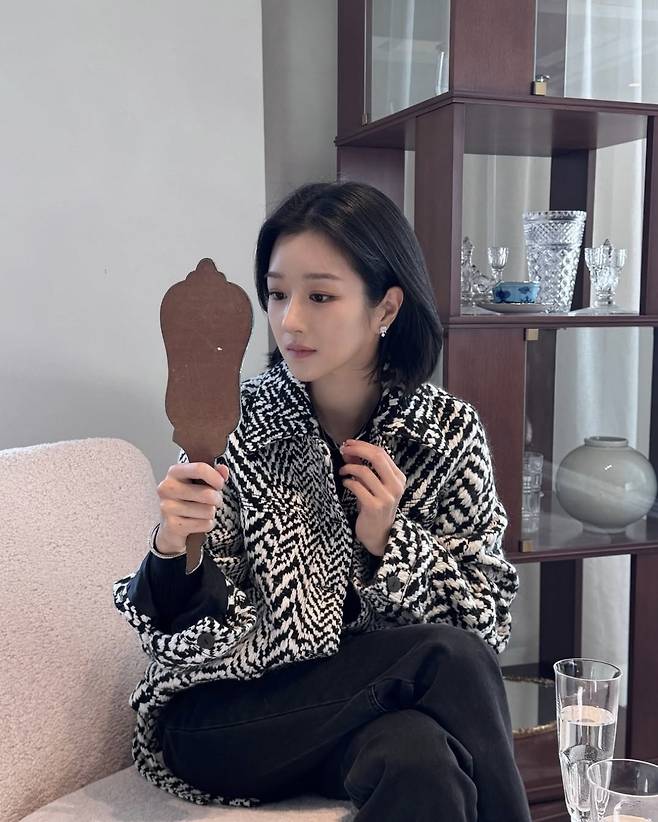 서예지 겨울 고급美 끝판왕 미모의 똑 단발 뽐낸 모노크롬 퍼 재킷룩 대본은 내운명