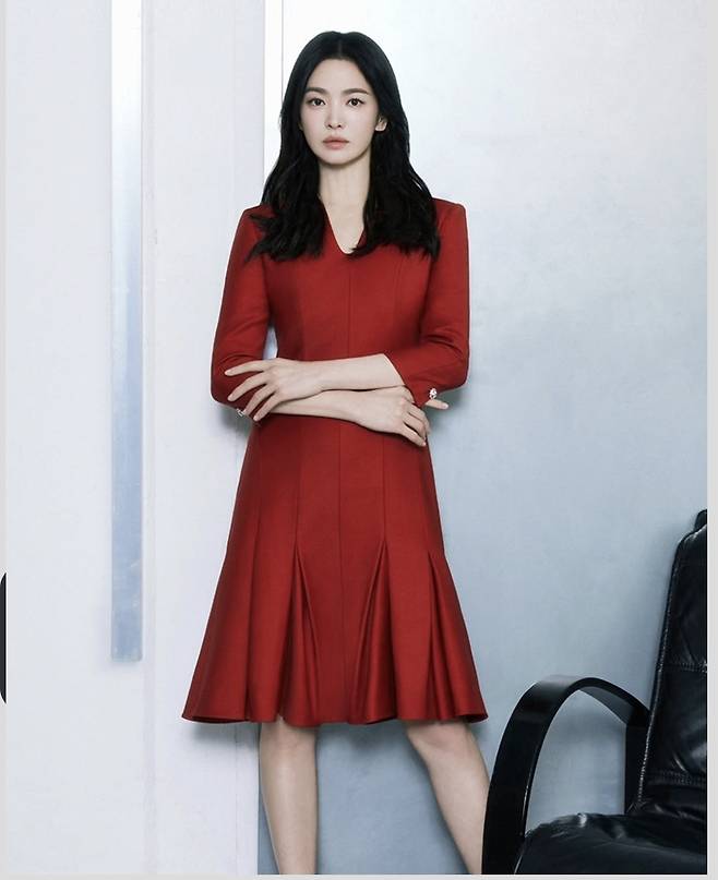 송혜교 43세 맞아 이토록 20대 같은 초동안 7부 소매로 절제된 세련미 레드 원피스룩 대본은 내운명