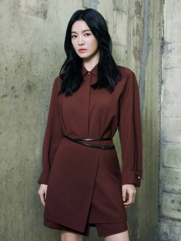 송혜교 봄보다 먼저 온 비주얼 민소매 플리츠 원피스로 뽐낸 완벽 각선미 스타와 라이프