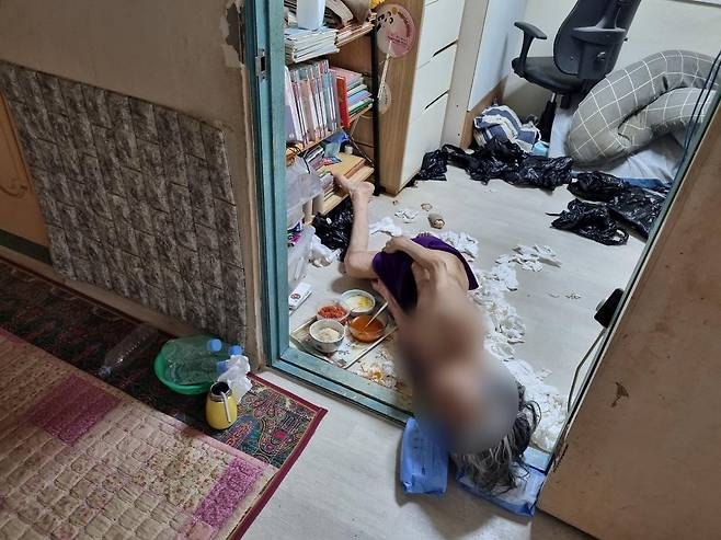﻿몸 아픈 60대 아들에게 부담될까 바닥에 누워서만 생활한 80대母