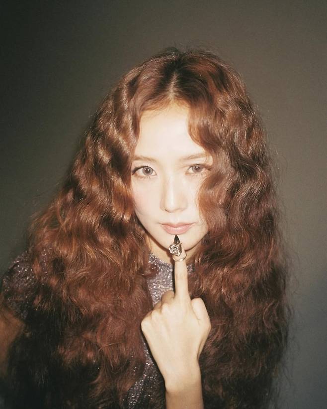 얼마나 예쁘길래 작품 3개 줄줄이 찍더니 솔로 컴백까지 한 걸그룹 멤버 시스루 쇼츠룩 대본은 내운명