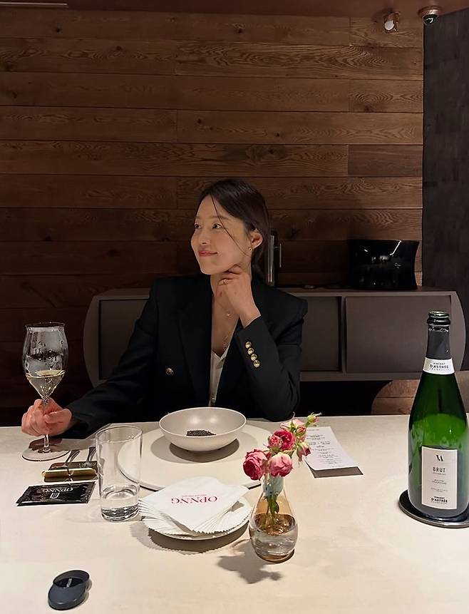 한지혜 검사 사모님의 댄디한 멋 더블 버튼 재킷의 완벽한 변주 생일 파티룩 패션엔