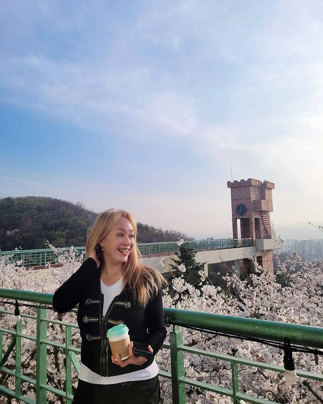 스트레스로 백발 아들들과 새로운 삶 시작한 여배우 일상룩 라이프업
