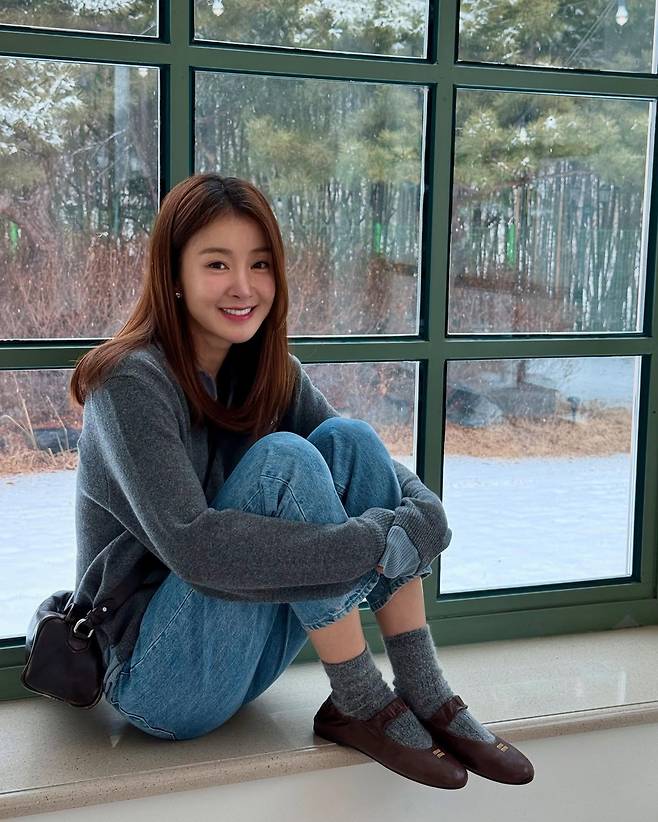 이시영 42살 맞아 명품 패션으로 우아미 뽐내 스타픽