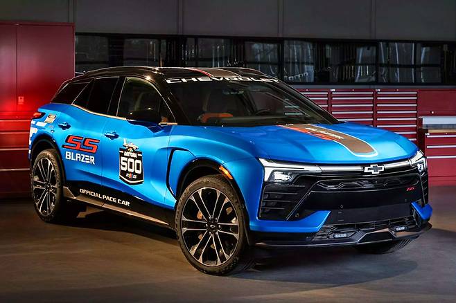 3년 전에 공개됐던 車 드디어 공식 출시를 앞둔 고성능 전기 Suv 정체는 토픽트리