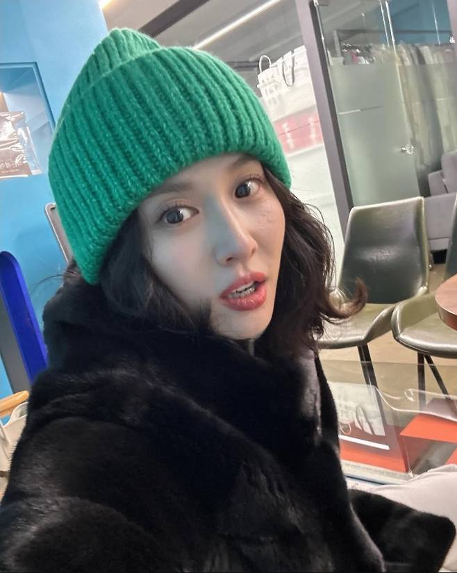 조여정 X자 뒤태 인피니티풀 풍덩 초록색 비니로 동안미모 더 어려진 바캉스룩 뷰티는 내운명