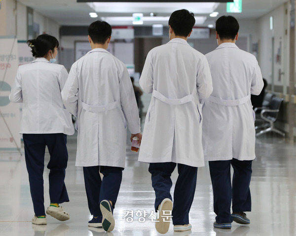 사설 의·정 갈등 1년 환자 볼모 삼은 ‘벼랑끝 대치 언제까지