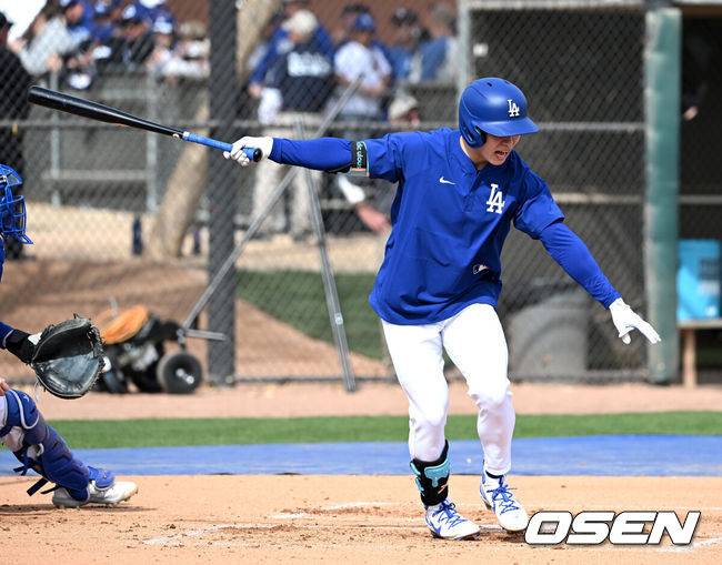 “오~ ” 로버츠 감탄사 터뜨린 김혜성, 홈런 3방 쾅쾅쾅...“빠르게 적응 중이다” 감독이 빙긋 웃다 [다저스 캠프]