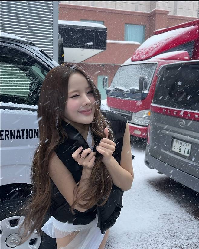 얼굴이 예뻐서 몰랐는데아빠가 유명 가수라는 이국적 미모의 여가수 크롭 미니스커트룩 스타와 패션