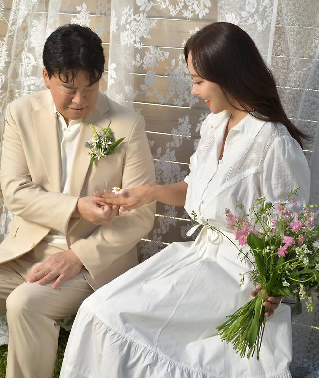‘복 터진 백종원 미모 몸매 모두 갖춘 15살 연하 43세 여배우의 화이트 원피스룩 투데이 셀럽패션