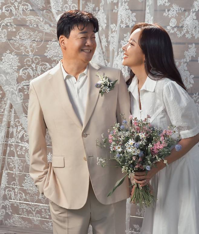 ‘복 터진 백종원 미모 몸매 모두 갖춘 15살 연하 43세 여배우의 화이트 원피스룩 투데이 셀럽패션