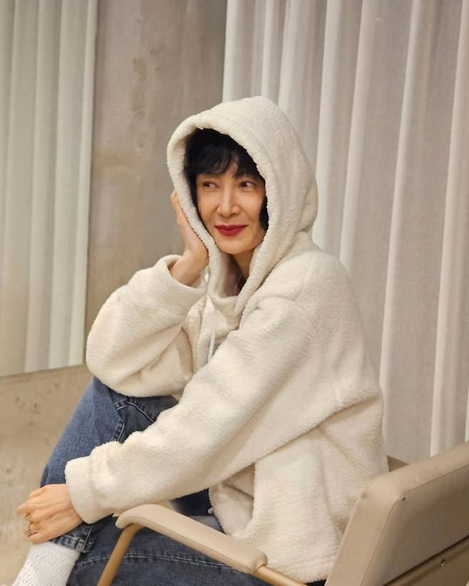채시라 56세 맞아 딸 후드티 뒤집어 쓰고 10년은 젊어 보여 뷰티는 내운명